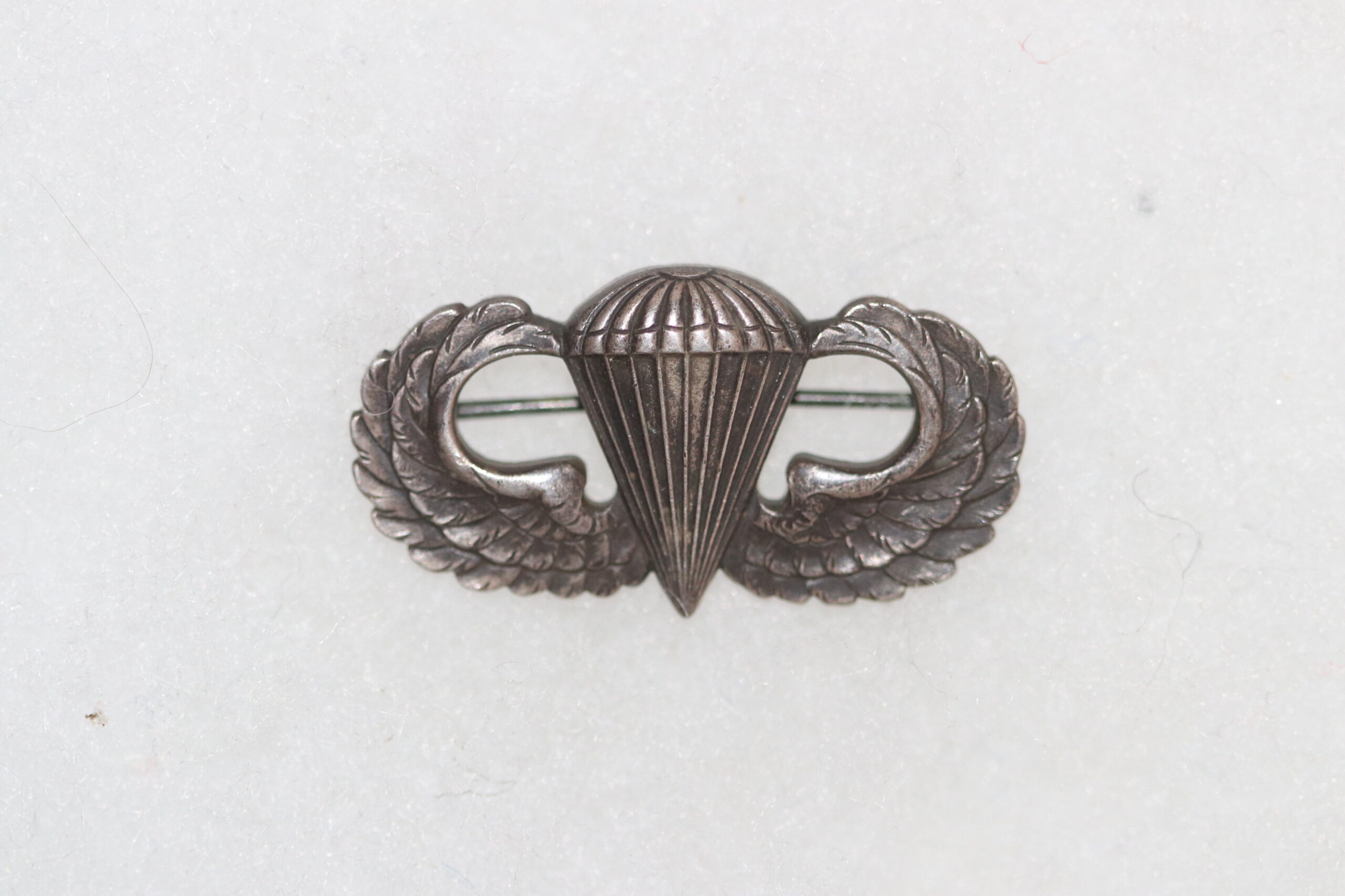 US WW2 PARACHUTE WING STERLING ORIGINAL ISSUE PINBACK - Butlers ...