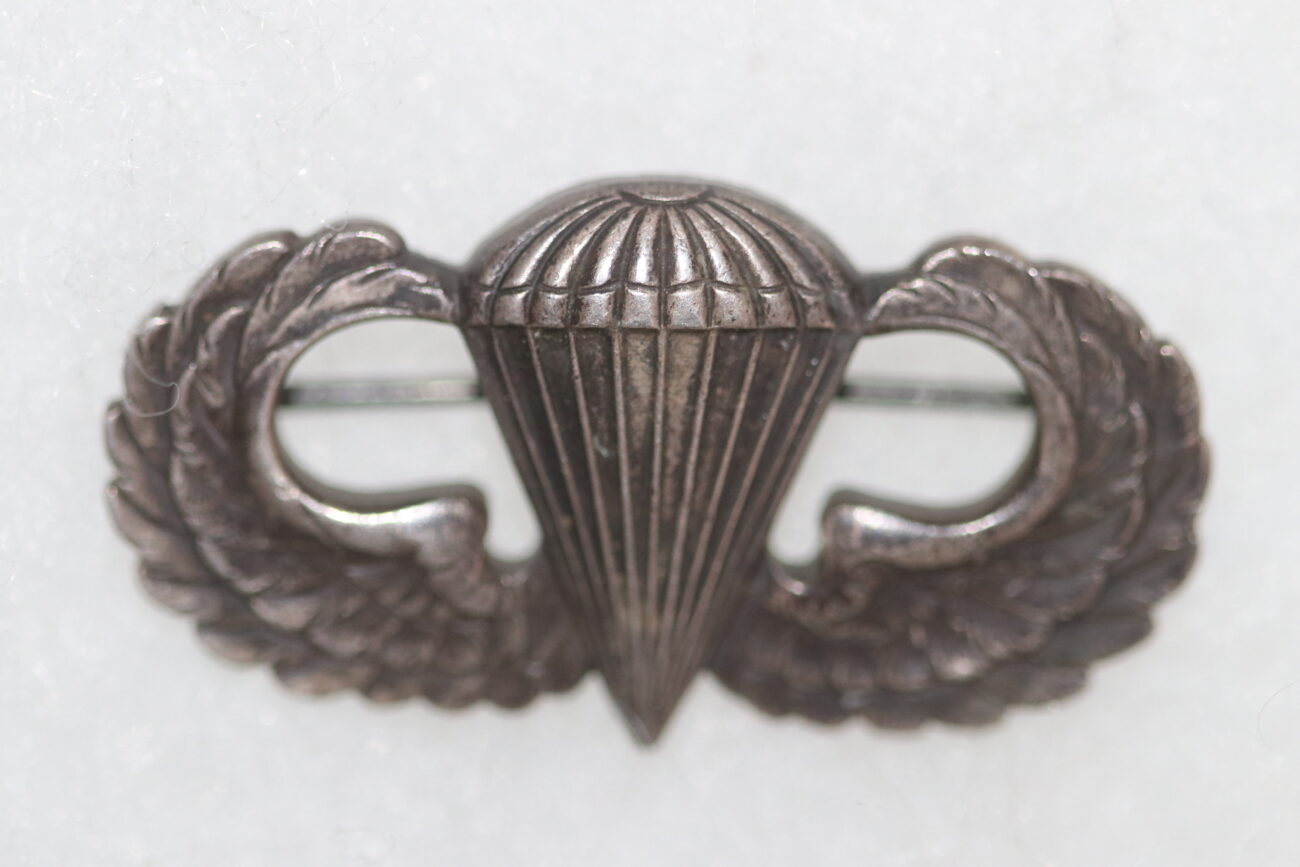 US WW2 PARACHUTE WING STERLING ORIGINAL ISSUE PINBACK - Butlers ...