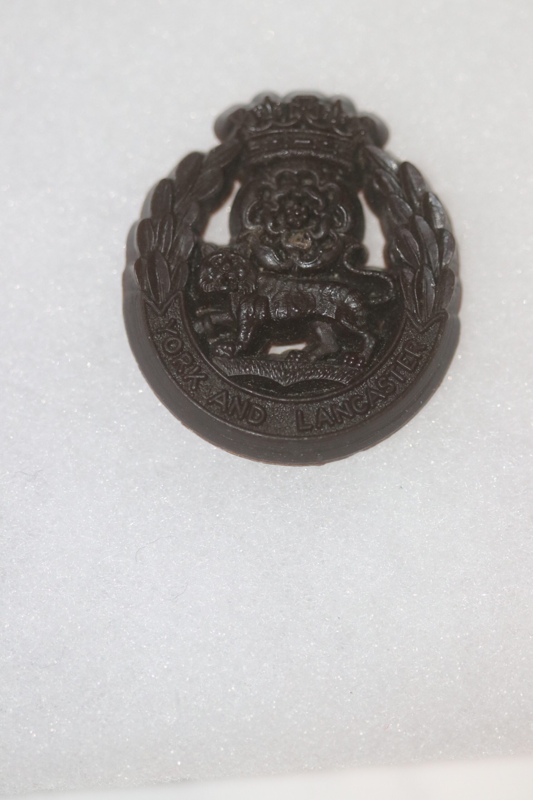 ORIGINAL WW2 BRITISH BAKELITE PLASIC CAP BADGE YORK & LANCASTER ...